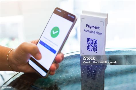 흐릿한 스마트폰 디스플레이가 있는 Qr 코드 태그에 선택적 초점을 맞추면 결제 페이지가 완료되었습니다 지불에 대한 스톡 사진 및 기타 이미지 Istock