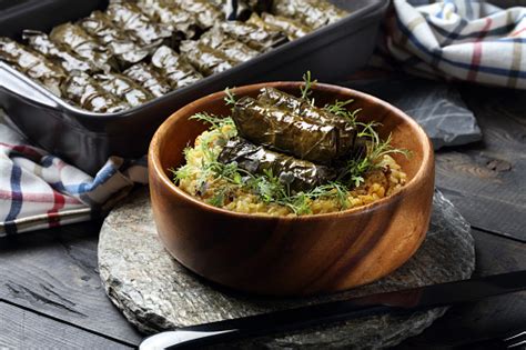 전통적인 동양 돌마제 매운 쌀과 마이크로 그린과 함께 제공되는 박제 포도 잎 건강한 식생활에 대한 스톡 사진 및 기타 이미지 건강한 식생활 그리스 음식 돌마데스