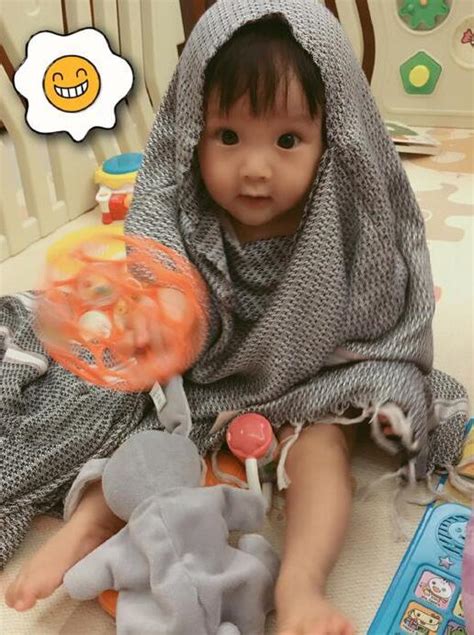 萌翻！欧弟女儿jojo裹披肩似俄罗斯套娃 搜狐娱乐