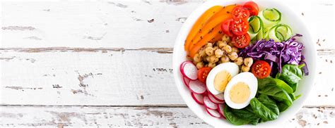 Chickpeas 달콤한 고추 토마토 오이 붉은 양배추 양배추 신선한 무와 부처님 그릇 샐러드 시금치 잎과 삶은 계란 건강 한 먹는 개념 평면도 평면 위치 배너 0명에 대한