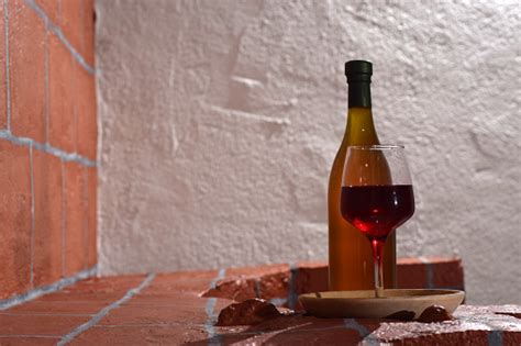 레드 와인과 벽돌 오븐 위에 장미 꽃으로 가득 잔 반 옆에 와인 병 0명에 대한 스톡 사진 및 기타 이미지 0명 덩굴 마실 것 Istock