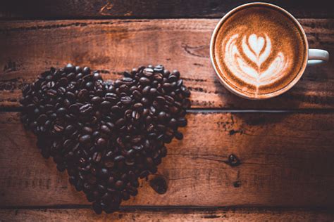 라 떼 아트 커피 나무 테이블에 뜨거운 커피의 화이트 컵 바리 스타 아트 컨셉의 카페 갈색에 대한 스톡 사진 및 기타 이미지 갈색 검은색 구이 Istock