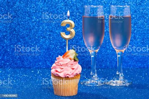 숫자가 있는 컵케이크와 생일 또는 기념일을 위한 와인이 있는 잔 공휴일에 대한 스톡 사진 및 기타 이미지 공휴일 기념일 노화 Istock