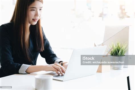 비즈니스 재무 분석을 위한 노트북 컴퓨터와 함께 현대 사무실에서 일하는 아름다운 젊은 아시아 소녀 개발에 대한 스톡 사진 및 기타 이미지 Istock