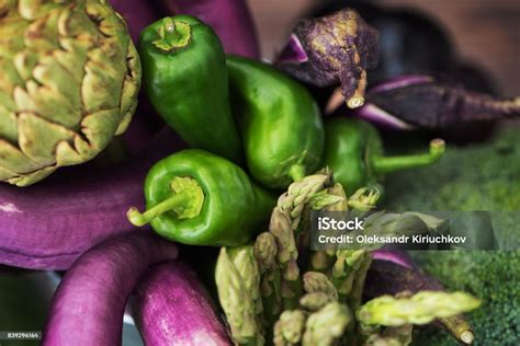 좋은 원료 야채 아직도 생활의 얇은 보라색 가지 녹색 파프리카 고추 Plumps 아 티 초 크 Brocoli 그리고 아스파라거스 신선한 음식 라이프 스타일입니다 가지 채소에