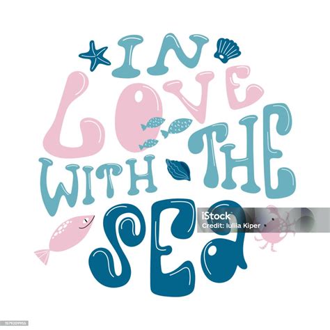 컬러풀한 레터링 구성 둥근 모양의 바다와 사랑에 빠졌습니다 물고기 게 조개껍데기가 있는 손으로 그린 벡터 디자인 World Oceans Day에 대한 스톡 벡터 아트 및