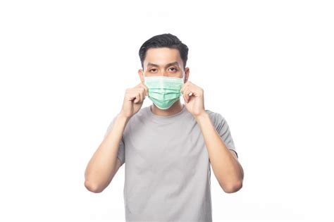 감염을 방지하기 위해 위생 마스크를 착용 젊은 아시아 남자 2019ncov 또는 코로나 바이러스 오후 25 싸움과 독감과 같은