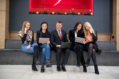 기업 들 모바일 기술을 사용 하 여 태블릿 노트북 및 컴퓨터 현대 사무실에서 작업 또는 소셜 네트워크에 대 한 사람들이 비즈니스 그룹 개념 5명에 대한 스톡 사진 및 기타