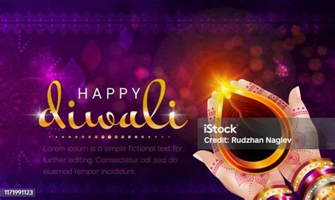 어두운 보라색 배경 위에 빛나는 램프를 들고 여자의 컵 손으로 디발리 또는 디왈리에 대한 다채로운 인사말 카드 디자인 디왈리에 대한 스톡 벡터 아트 및 기타 이미지 Istock