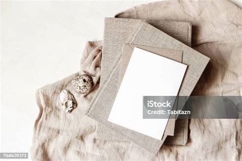 여성 문구 데스크톱 모형 장면 빈 인사말 카드 공예 봉투 바다 조개 및 베이지 색 린넨 식탁보 배경에 오래 된 책 플랫 레이 상단 보기 여름 소박한 구성 초대장에 대한 스톡