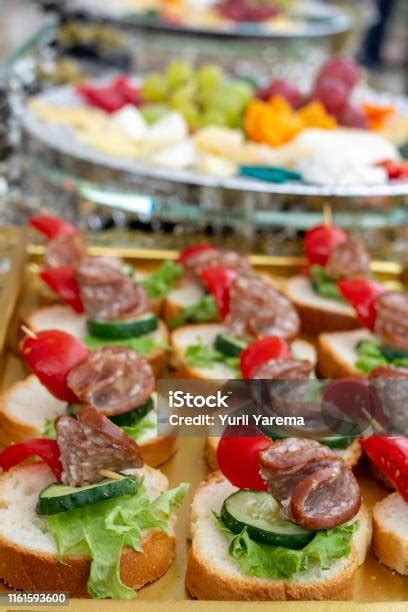 차가운 스낵 샐러드 냉육 치즈 잼을 곁들인 다양한 음식이 제공됩니다 테이블에 맛있는 맛있는 간식의 다양한 웨딩 피로연 결혼식에
