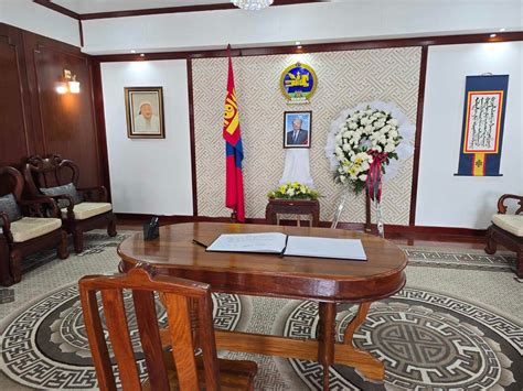 Монгол Улсын анхны Ерөнхийлөгч төр нийгмийн нэрт зүтгэлтэн Пунсалмаагийн Очирбат таалал төгсөж