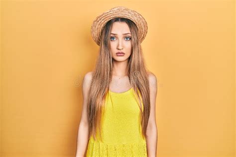 Jovencita Rubia Con Sombrero De Verano Deprimida Y Preocupada Por El Dolor Llorando Enojada Y