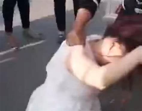 原配携其母亲街头暴打小三扒衣剪头发