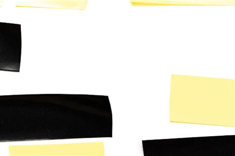 종이 접착제 스카치 배경 흰색에 고립 된 노란색과 검은 색 끈적 끈적한 스트립 덕트 테이프 조각 찢어진 그런지 텍스처 가장자리에