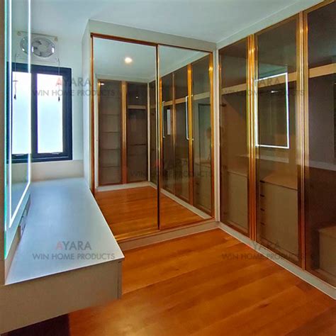 ตู้เสื้อผ้า Built In โครงปาติเกิล กันชื้น เคลือบ Melamine สี Grain