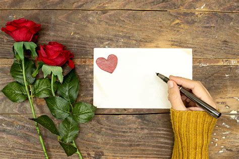 발렌타인 데이 또는 여성을위한 신선한 빨간 장미 꽃 인사말 카드와 나무 테이블에 작은 마음과 여성의 날 2월에 대한 스톡 사진 및 기타 이미지 Istock