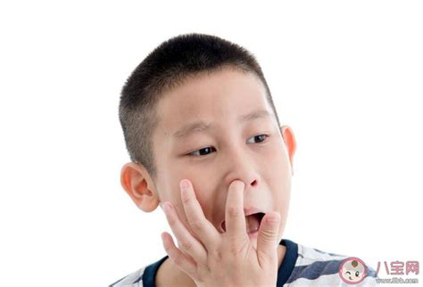 频繁挖鼻孔或增加患病风险 为什么忍不住挖鼻孔 八宝网