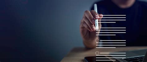 문서 관리 체크리스트 디지털 온라인 양식 개념 온라인 설문조사 작성 및 디지털 설문조사 및 비즈니스 승인 프로젝트 펜을 사용하여 확인란의 올바른 기호 표시를 체크하는 사업가