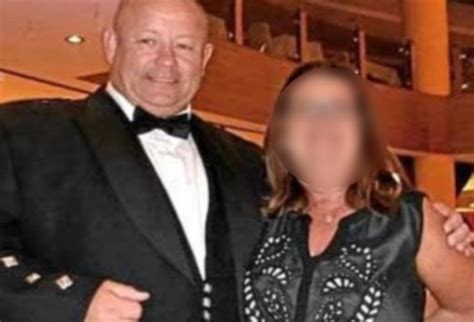 ΕΝΑ ΤΕΡΑΣ ΜΕ ΚΟΣΤΟΥΜΙ ΑΥΤΟΣ ΕΙΝΑΙ Ο ΒΡΩΜΟΠ ΥΣΤΑΣ ΒΡΕΤΑΝΟΣ ΠΟΥ ΒΙΑΖΕ ΤΑ 5 ΠΑΙΔΙΑ ΤΟΥ ΣΤΟΝ