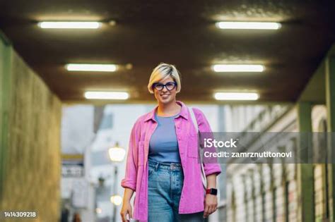 도시 거리에서 스마트 폰을 사용하여 픽시 헤어를 가진 플러스 사이즈 여성 30 34세에 대한 스톡 사진 및 기타 이미지 30 34세 Brand Name Smart