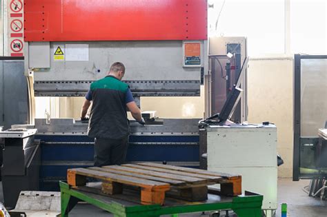 스마트 팩토리 작업자 나 엔지니어는 전염병으로 인해 얼굴 마스크를 착용하고 생산 작업장에서 기계를 만듭니다 산업 과 엔지니어링의 개념 Cnc 장치에 대한 스톡 사진 및 기타