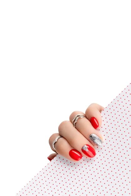 Женская рука с модным красным маникюром Премиум фото
