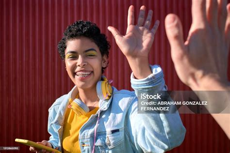 친구와 손바닥을 부딪치는 미소 짓는 아프로 라틴계 여성 인사하기에 대한 스톡 사진 및 기타 이미지 인사하기 동의 청소년 문화 Istock