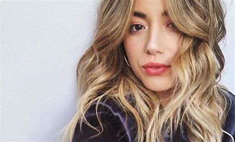 Agents Of Shield Chloe Bennet E Il Tatuaggio In Onore Della Serie Marvel