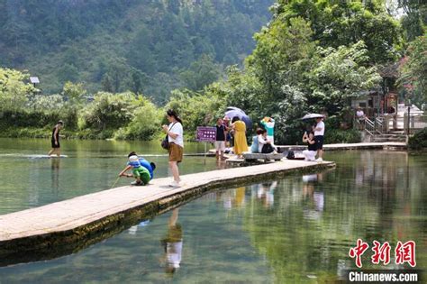 广西靖西鹅泉山青水绿引游客体验清凉夏天