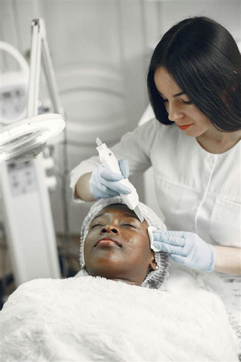 건강과 웰빙 건강한 피부 고급 스파 노화 방지 미용 의식 미용 치료 미용사 미용실 부드러운 터치 빛나는 안색 빛나는 피부 수직 쐈어 스킨 케어 루틴