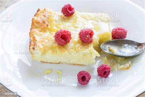 라즈베리를 사용한 커드 캐 서 롤 조각의 벌 꿀과 스푼에 흰 접시를 올려 다 건강한 식생활에 대한 스톡 사진 및 기타 이미지 건강한 식생활 그릇 꿀 Istock