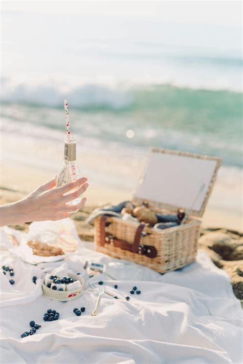 걱정 없는 계절 고요한 긴 머리 꽃 꿈 낭만적인 내리막 길 다정한 담요 데이지 드레스 들판 러시아 매력적인 모스크바 주 모자 목가적인 밀짚