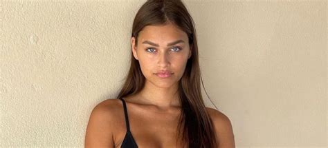 Romi Is Met Blauwe Ogen En Volle Lippen Een Israëlisch Wonder