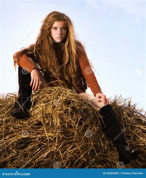 Милая девушка отдыхая на связке соломы Стоковое Фото изображение насчитывающей модель бобра