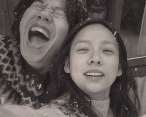 완 나를 완전히 망가지게 두지 않는 사람 하나 덕에 살아낸다 발을 헛디뎌 하염없이 낙하하는 나를 단번에 건져 올리는 사람 쏟아내지 못해 사방으로 부풀어 오른 내