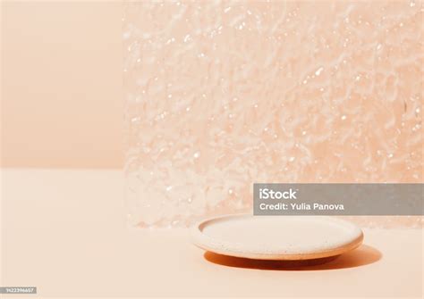 중립 베이지 색 배경에 최소한의 현대 제품 디스플레이 둥근 콘크리트 연단과 유리 문 신제품 프로모션 판매 프리젠 테이션을위한 컨셉 장면 무대 쇼케이스 0명에 대한 스톡 사진