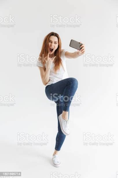 캐주얼 한 옷을 입고 비명을 지르는 여성의 전체 길이 이미지 만들기에 대한 스톡 사진 및 기타 이미지 만들기 셀카 전신 Istock