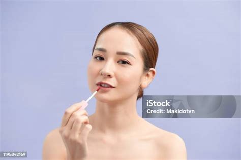 보라색 배경 완벽 웰빙 광고 개념에 고립 된 새로운 립 글로스를 테스트 하는 예쁜 트렌디 한 세련 된 소녀 건강한 생활방식에 대한 스톡 사진 및 기타 이미지 Istock