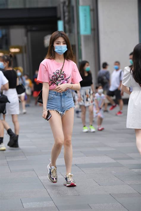 美女街拍夏日街头的标准穿搭肯定少不了短裤和T恤的组合清凉又时髦