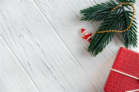 밝은 나무 배경에 비문에 대한 장소와 새해와 크리스마스 배경입니다 가문비 나무 산타 클로스와 선물 상자의 지점 위에서 보기 0명에 대한 스톡 사진 및 기타 이미지 Istock