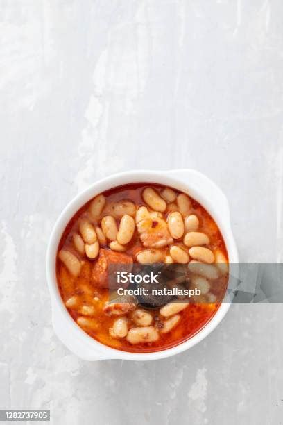 전형적인 스페인 요리 파바다 훈제 소시지와 흰 접시에 고기와 Beands 파바다에 대한 스톡 사진 및 기타 이미지 파바다 0명 건강한 식생활 Istock