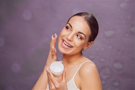 목화 패드와 함께 그녀의 예쁜 얼굴을 청소 하는 아름 다운 여자 건강관리와 의술에 대한 스톡 사진 및 기타 이미지 건강관리와