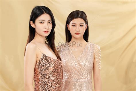 황금빛 빛나는 드레스를 입은 커플의 패션 이미지 사진 무료 다운로드 Lovepik