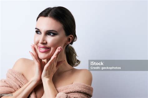 美麗的溫泉婦女與完美的皮膚肖像隔離在白色背景與複製空間 照片檔及更多 一個人 照片 一個人 乾淨 人 Istock