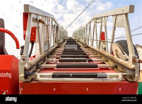 Boom Of Lifting Wheel Hydraulic Crane With Basket For Workers For Performance Of High Altitude