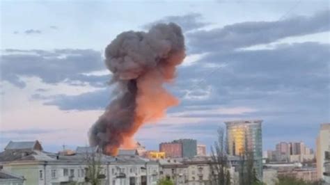 Новые кадры ударов ракет по оборонному заводу «Артём в Киеве