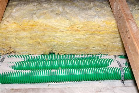 열 회수와 국내 환기의 파이프에 배치 된 확장 펄라이트 와 미네랄 울 절연 지붕 트러스에 누워 녹색 파이프 단열재에 대한 스톡