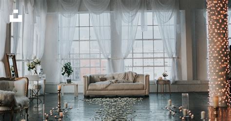 흰색 얇은 커튼이 드리워진 객실의 베이지색 소파 사진 Unsplash의 무료 결혼식 이미지