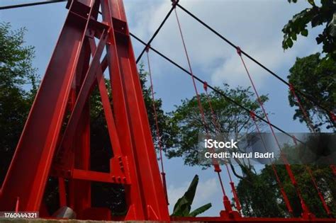 선택적 초점 파이프 현수교 건설 빨간색 라이닝 식수 파이프 0명에 대한 스톡 사진 및 기타 이미지 0명 강 강철 Istock